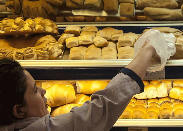 El Gobierno negocia con las panaderí­as un kilo de pan a $18