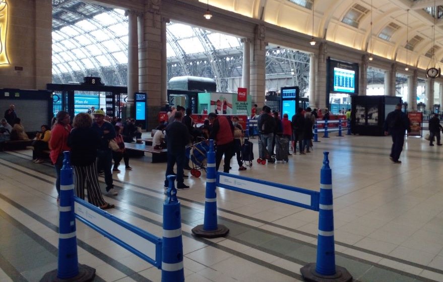 Viral: fila de seis cuadras para retirar una botella de Coca Cola